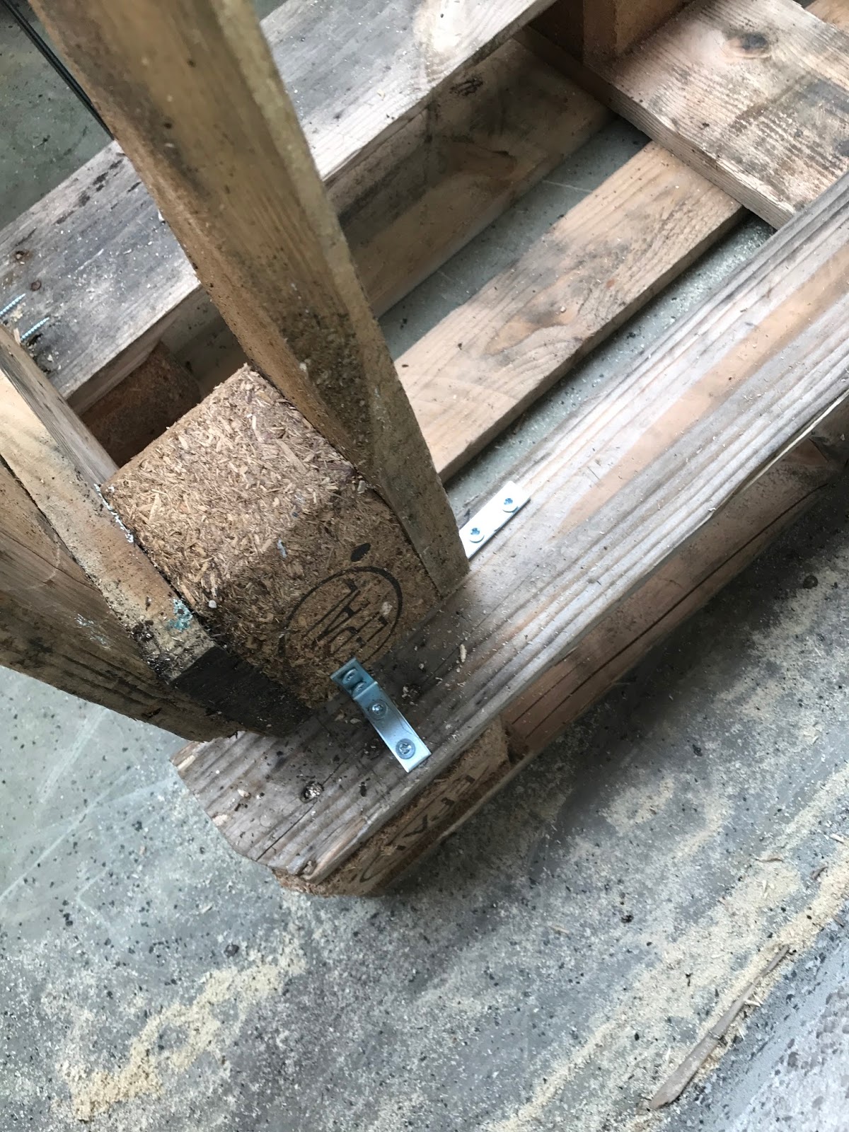 Bazooka Crafts: DIY Pallet Planter and Balcony Table