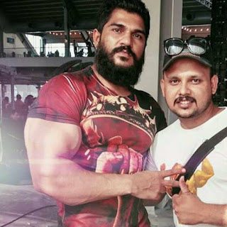 world bodybuilders pictures: loyllepuri faisalabadi bodybuilder rafaqat ...