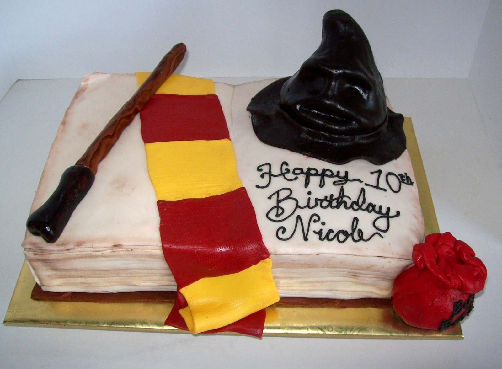 SAB Cakes!: Harry Potter Sorting Hat, Wand Cake!