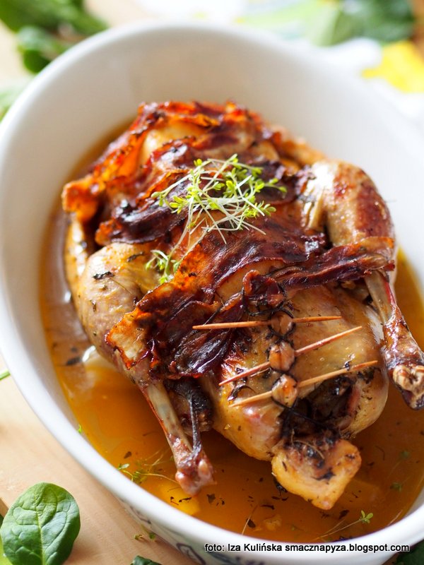 Najlepsza perliczka pieczona, z jabłkami i boczkiem | Smaczna Pyza