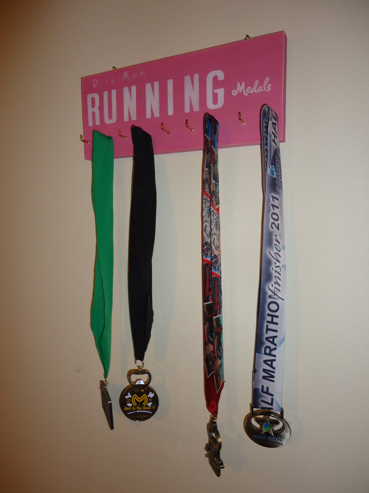 Running Diva Mom: Gift 4 Runners Running Medals Holder Review & Giveaway
