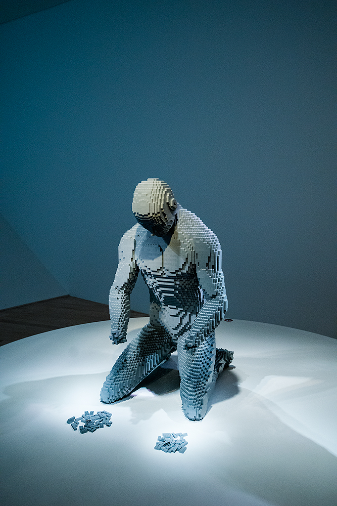 งานแสดงศิลปะรูปปั้นตัวต่อ Lego ที่ ArtScience Singapore Museum โดย ...