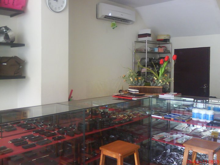 Bahtiar Nugroho Jati: LABA-LABA Reparasi Tas, Sepatu, Koper, Sofa, Dll