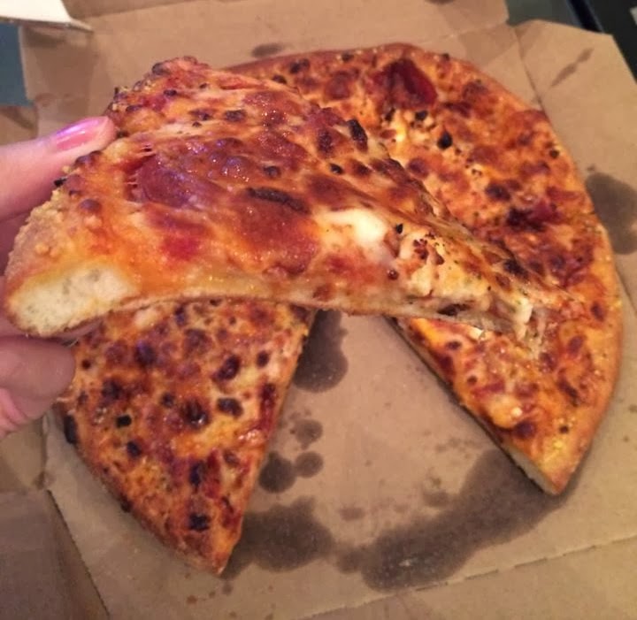 Wisconsin 6 Cheese Pizza From Domino's / ドミノピザのウィスコンシン 6 チーズピザ ~ I'm ...