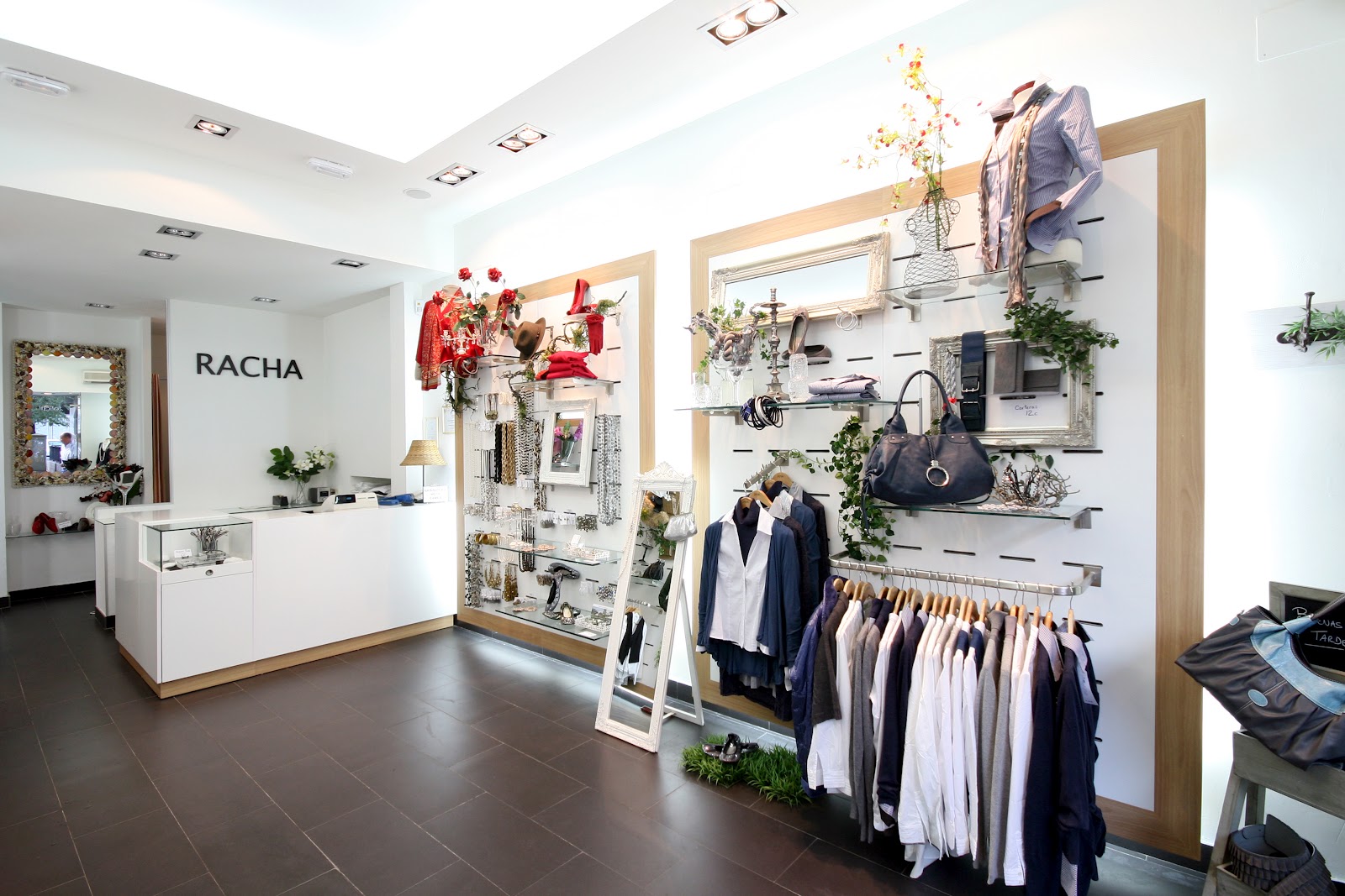 MEGATIENDASABANA: Tienda de ropa en la C/Juan Bravo, Madrid