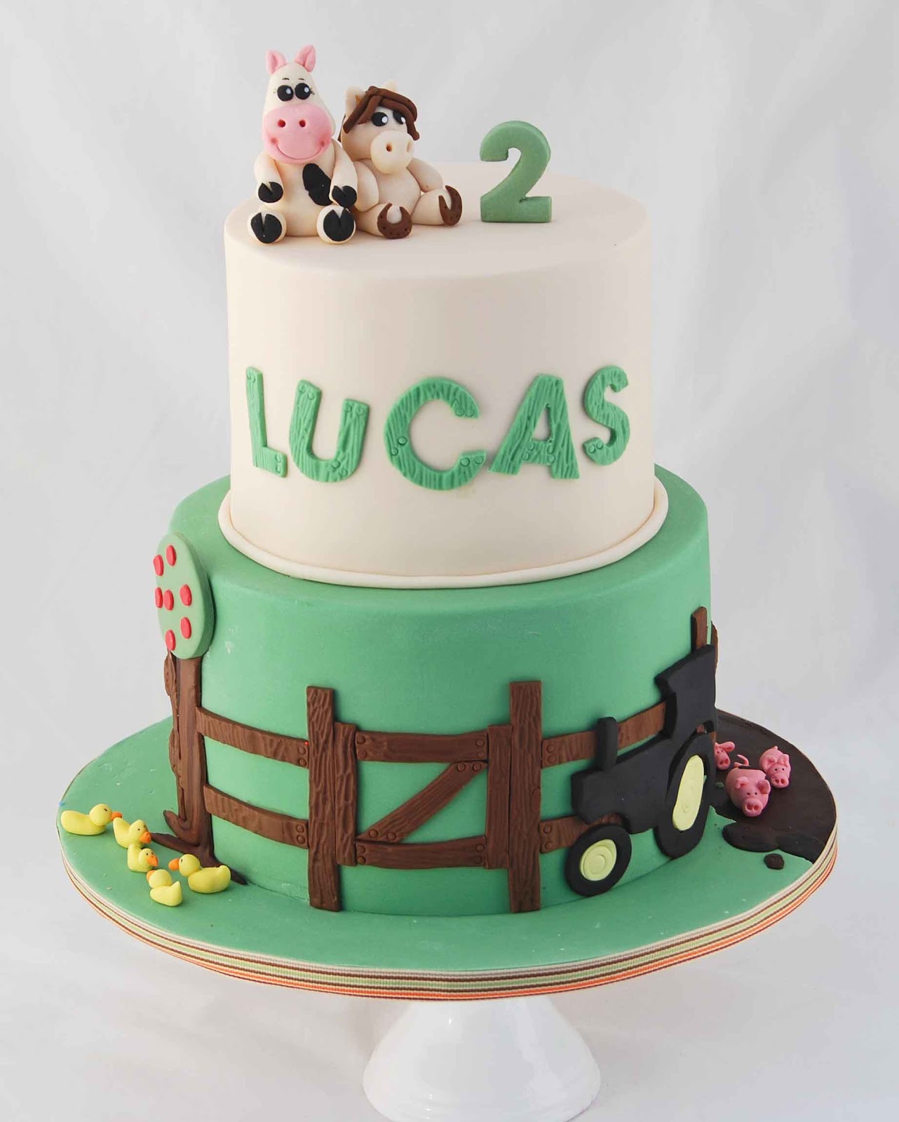 Little Robin: Farm Theme Cake