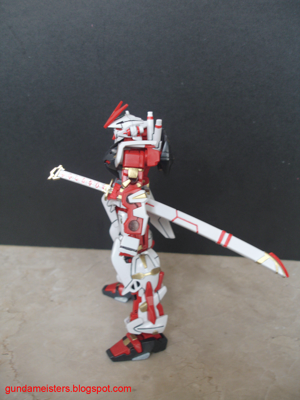 Gundam Meisters: Review: HG 1/144 - Gundam Astray Red Frame