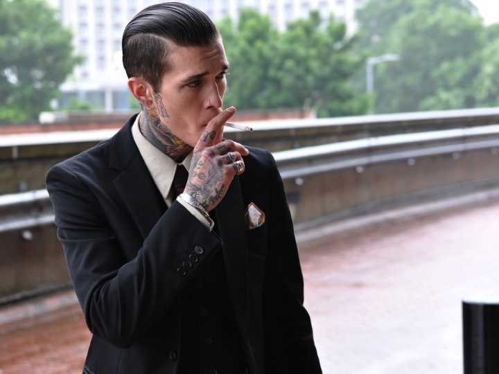 ROS.E.: Men smoking street style