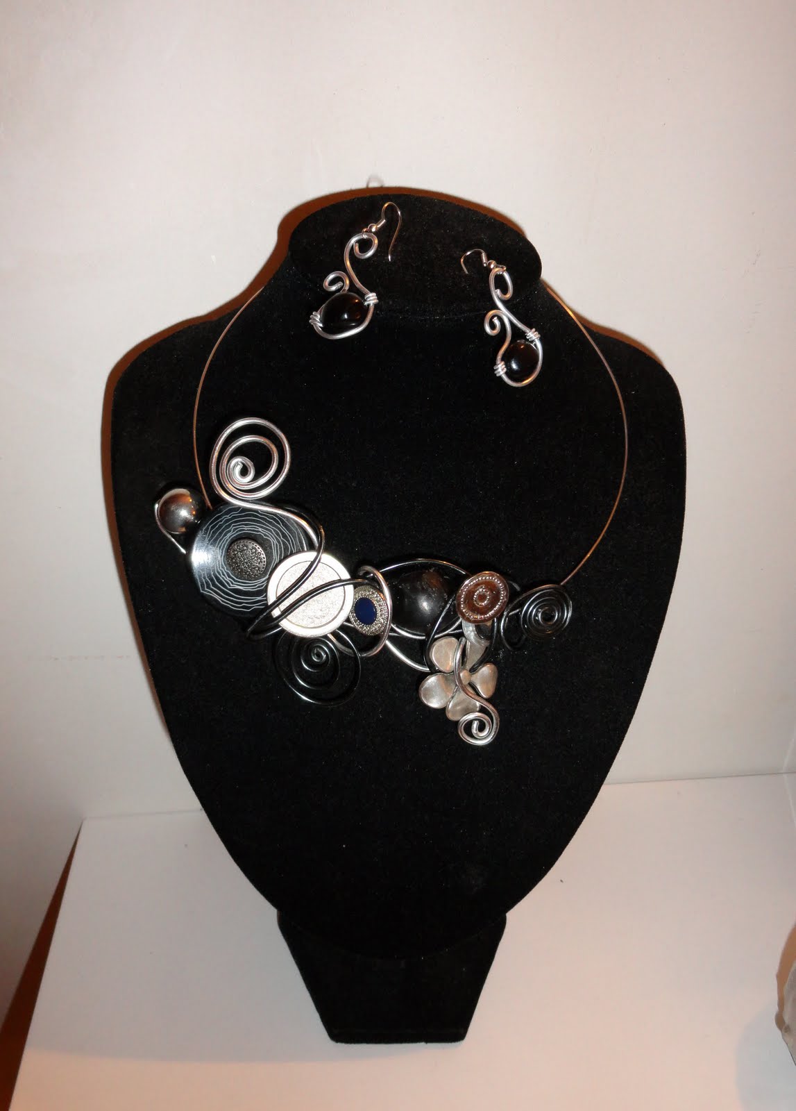 Amaliz Créations: parure collier et boucles en perles, fil alu et boutons