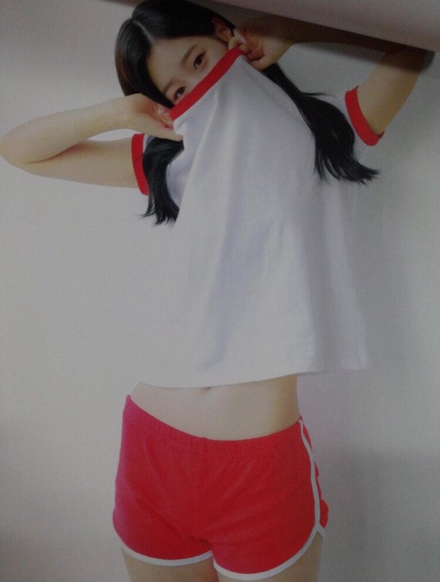 Instiz: Bộ ảnh chào mùa mới gây tranh cãi của MBK Jung Chaeyeon