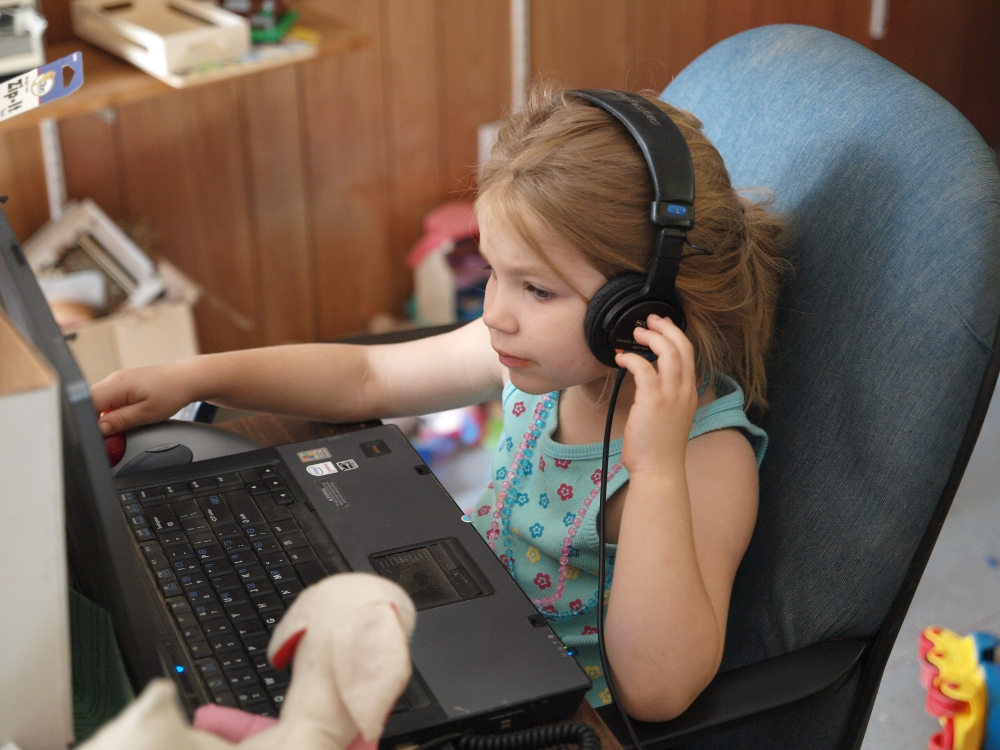 KnitOwl: Techie girl, garden pictures and a little garden friend