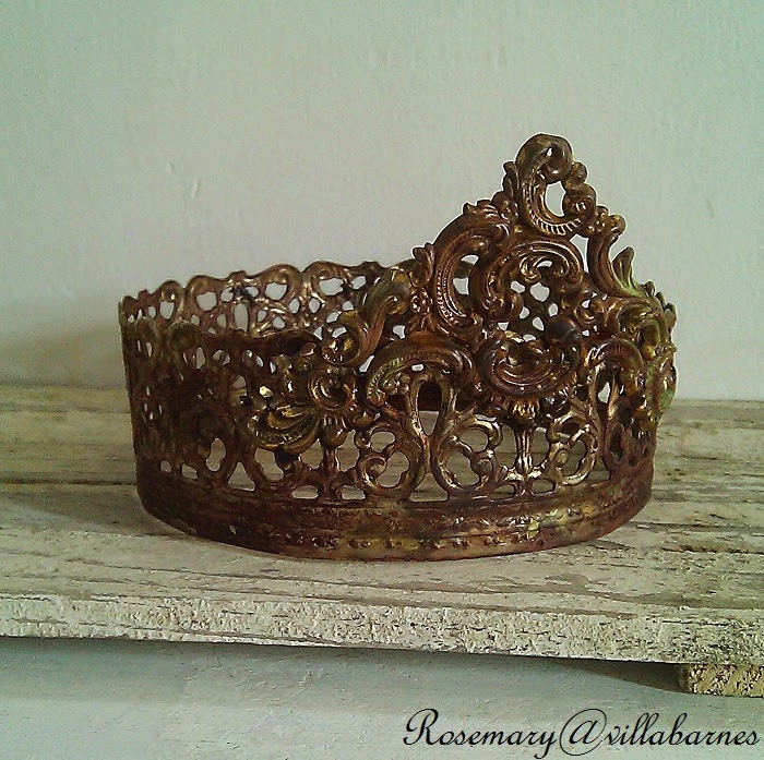 villabarnes: Rusty White Crown