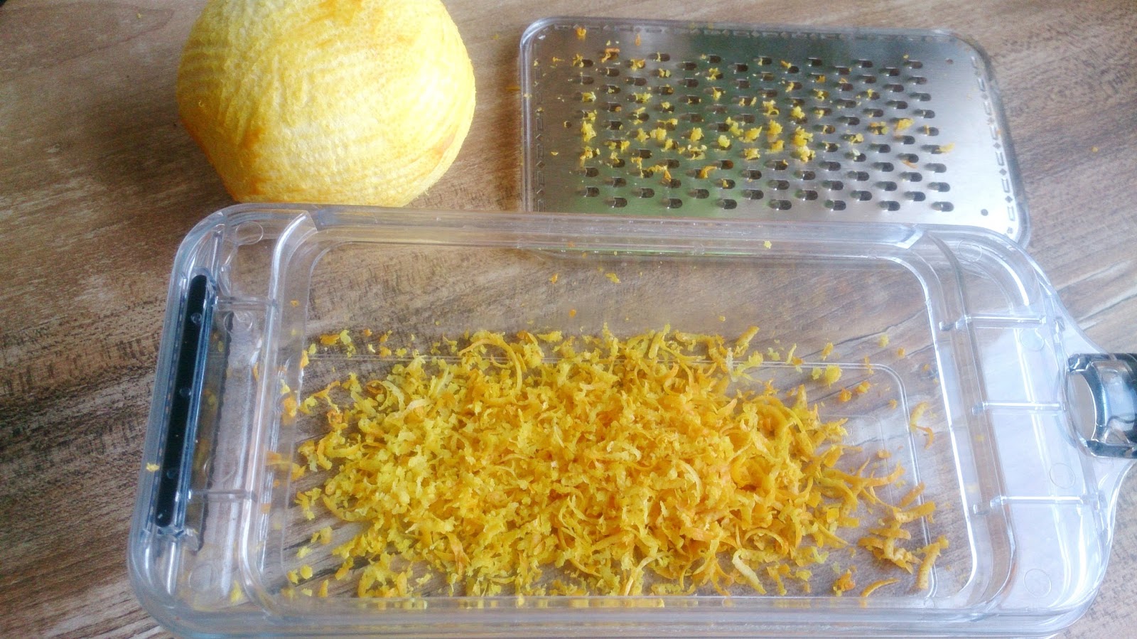 Soft Kitchen: Coaja rasa de lamaie, limeta si portocala cu zahar