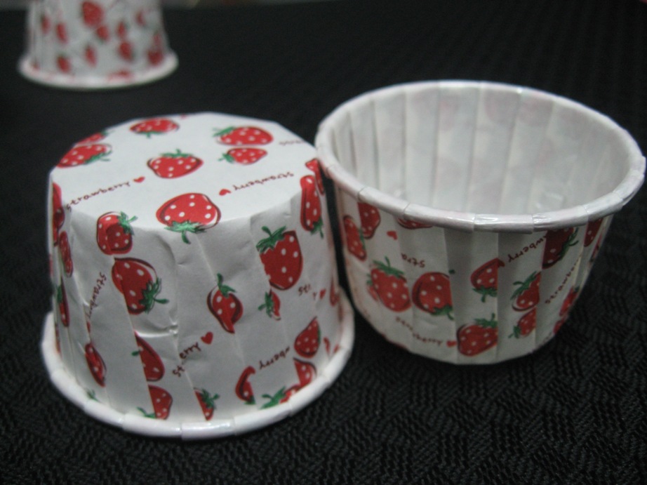 Decraft Shoppe: Pleated Cupcake Baking Paper Cups/cases, Strawberry prints