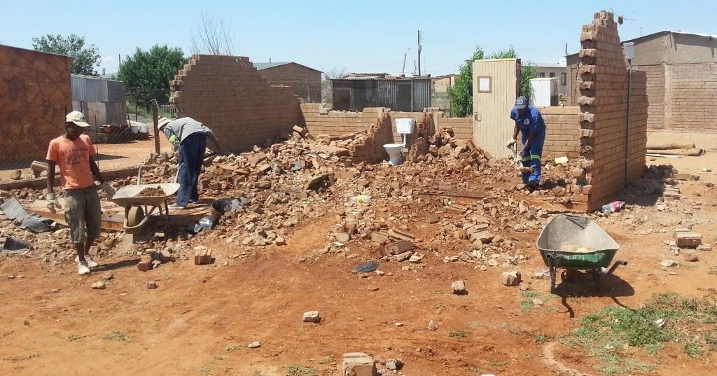 Interlocking Building System - Dry-stacked mortarless construction