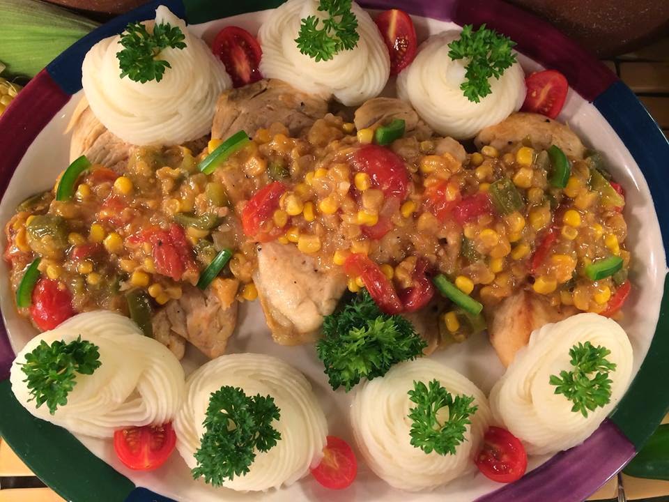 Pechuga de pollo en salsa de maíz.