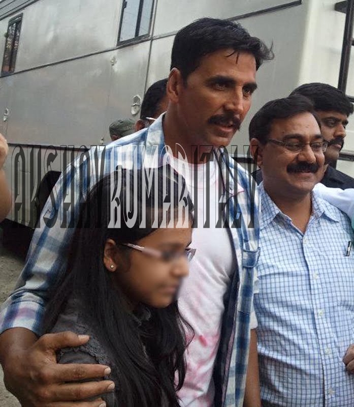 Akshay Kumar Italy: UNSEEN PHOTO: Akshay Kumar with fans on Rowdy ...