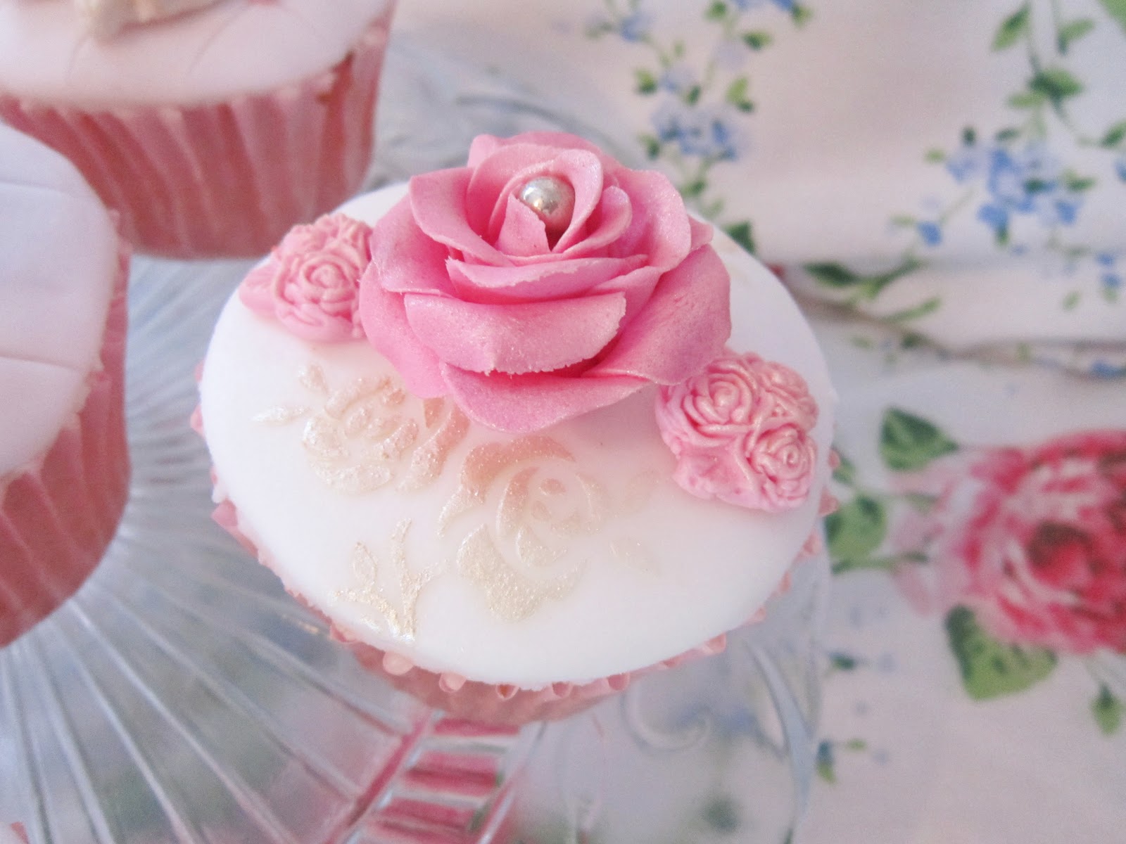 Shabby Chic Cupcakes from Lady of Vintage Bakery ♥ - Victoria's Vintage ...
