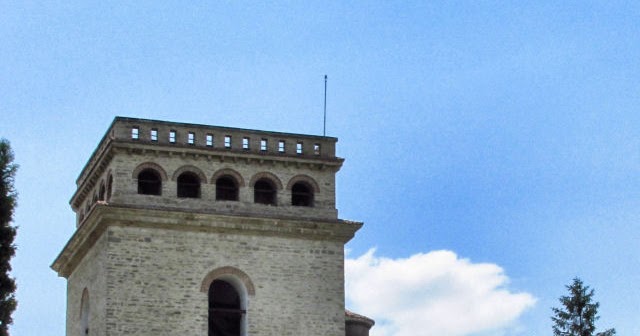 FOTO-IDEEA: Mănăstirea-fortăreață din centrul orașului