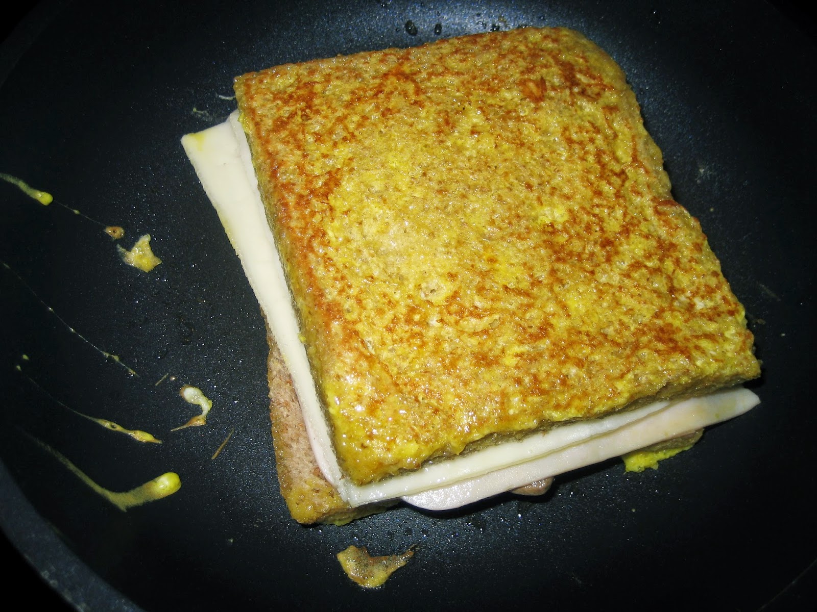 Como miel en pan tostado: Sandwich mixto rebozado relleno de champiñones