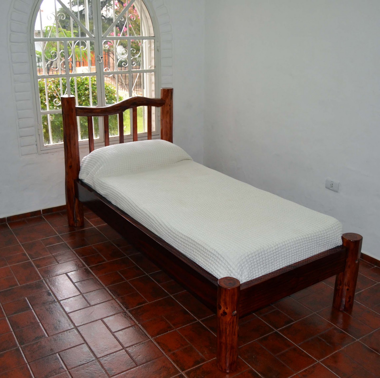 MUEBLES DE QUEBRACHO COLORADO: Cama individual