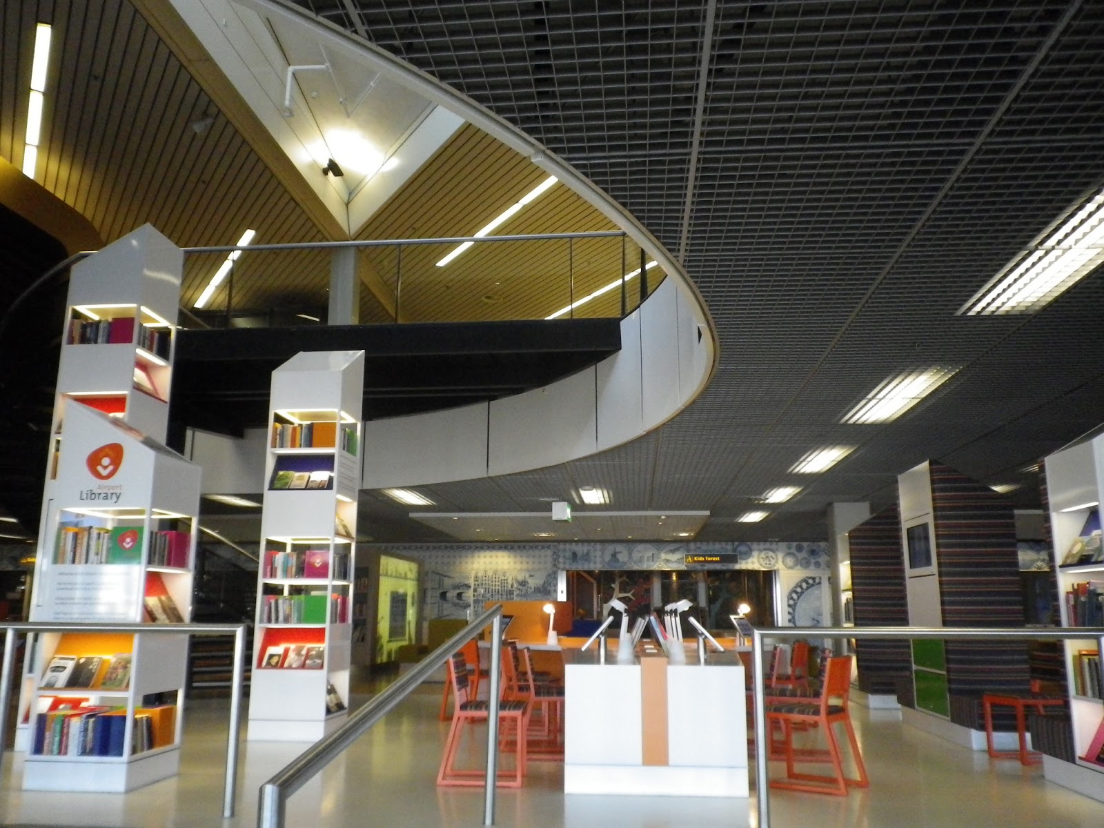 Pushing the Pull: Awesomest Library Ever: Amsterdam Schipol Airport Library