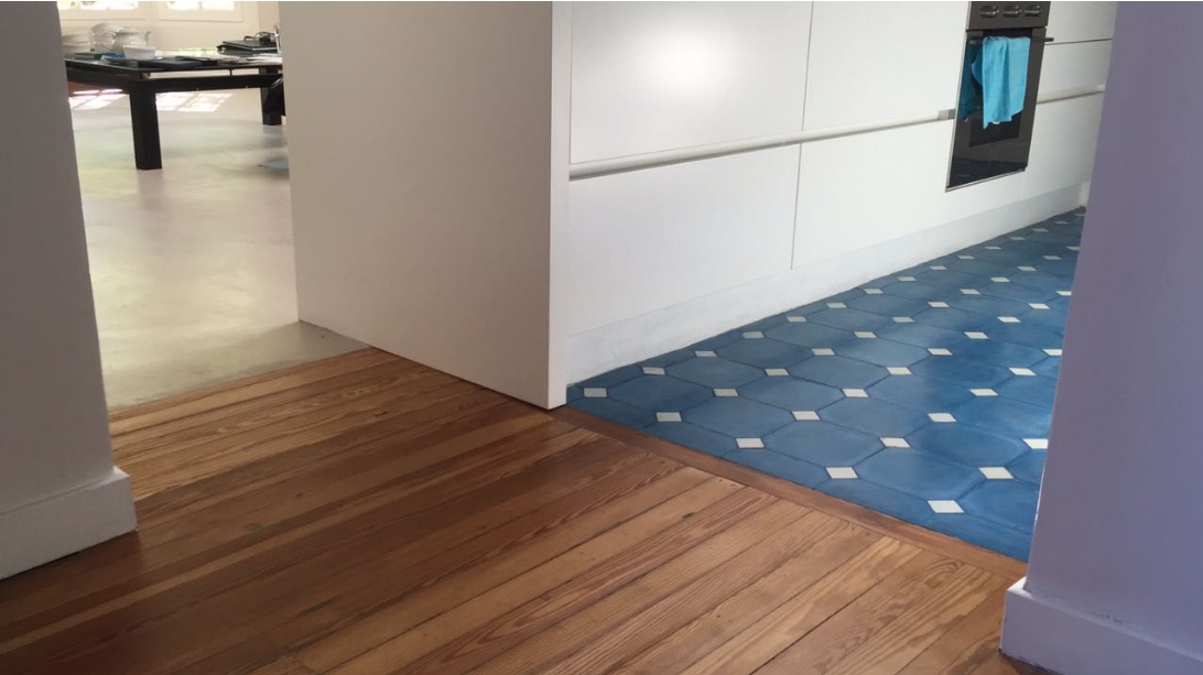 Quadrat: piso octogonal azul turquesa