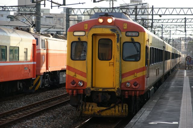 Blair's 鐵道攝影: EMU300型電聯車 / TRA EMU300 Type Electric Multiple Unit