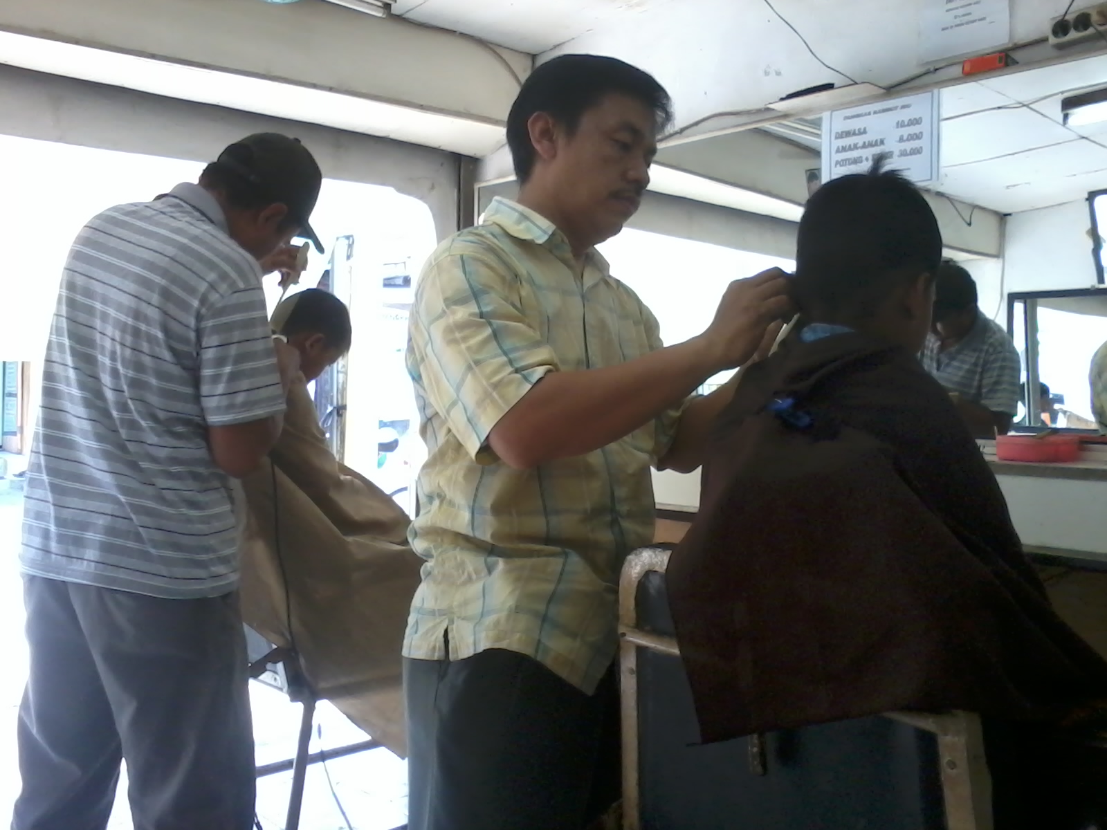 KURSUS BARBER SHOP. Kursus Potong Rambut Pria. Kursus Potong Rambut ...