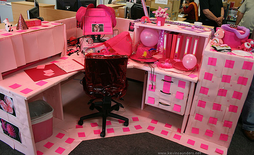 No1SassygrlMAIL: Day Dreaming about PINK desks...