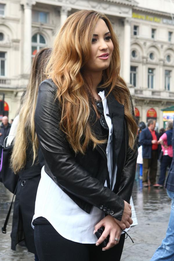 ENTRA AQUÍ -> http://fs25.formsite.com/demilovatospain_/form1/index ...