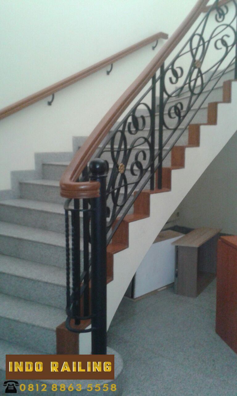 Tangga Kayu Lurus Dengan Ujung Handrail Melintir Bekasi ~ INDO RAILING