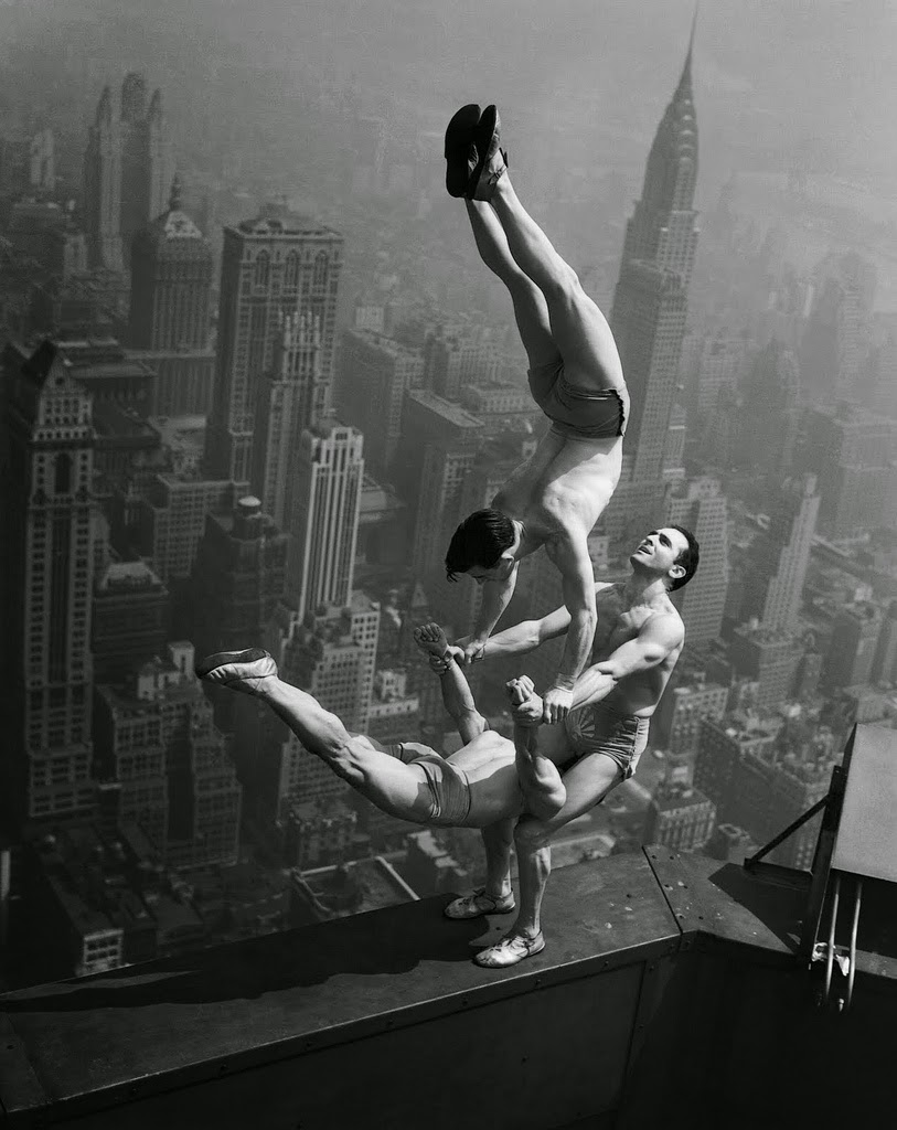 VINTAGE PHOTOGRAPHY: Acrobats at the top of Empire State Building ...