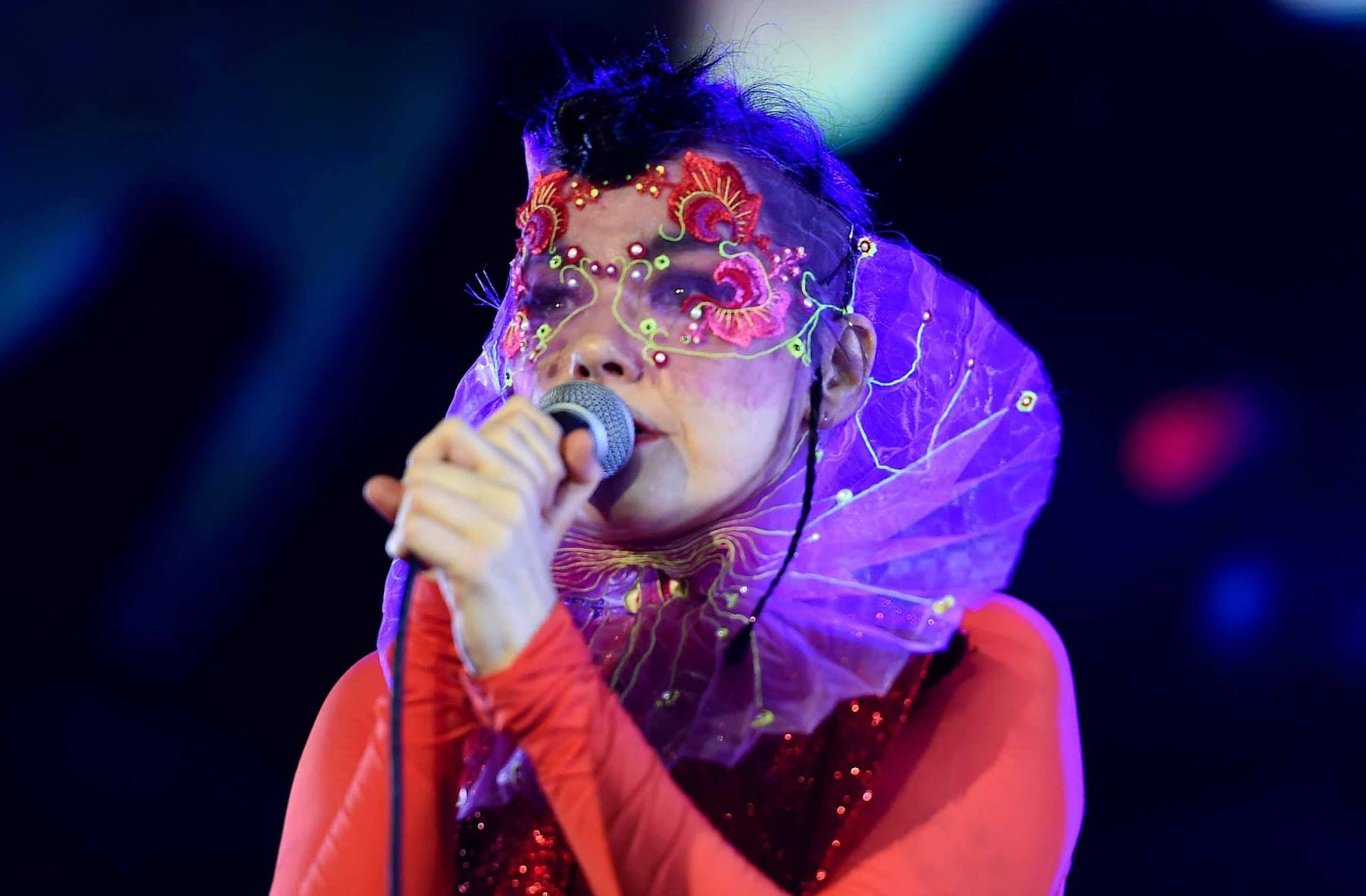 guitare, synthé et autres futilités: Björk devient virtuelle avec Notget