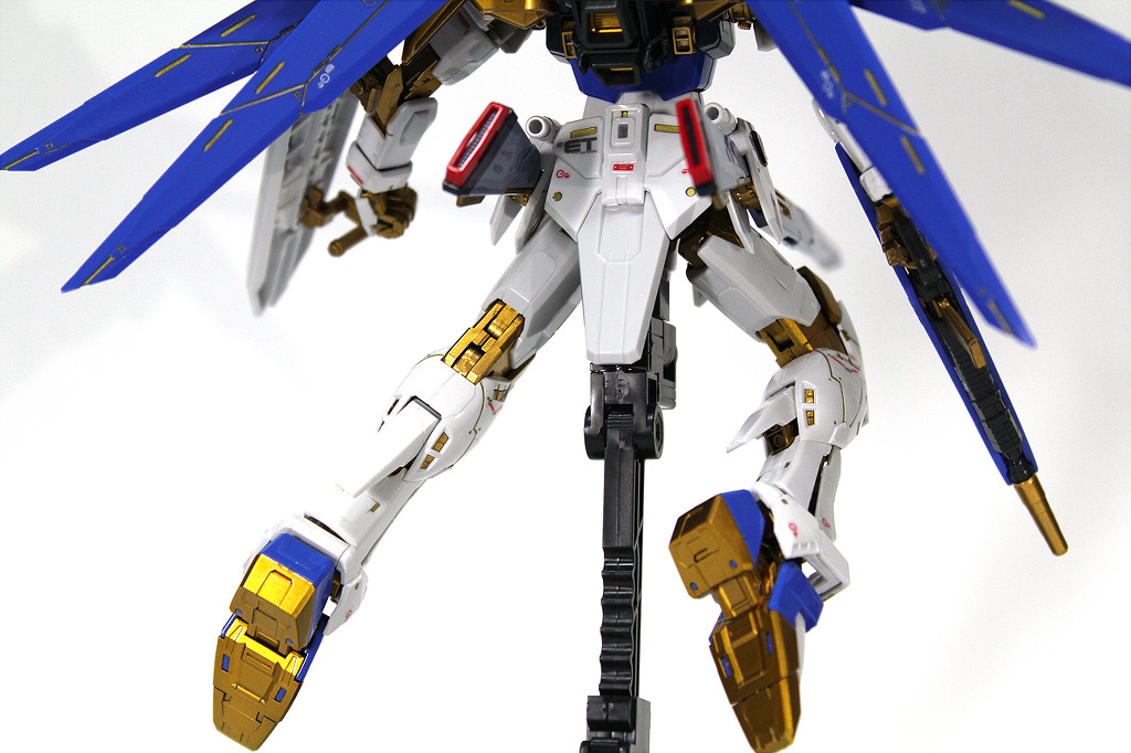 Custom Build: RG 1/144 Freedom Gundam "Gold Frame"
