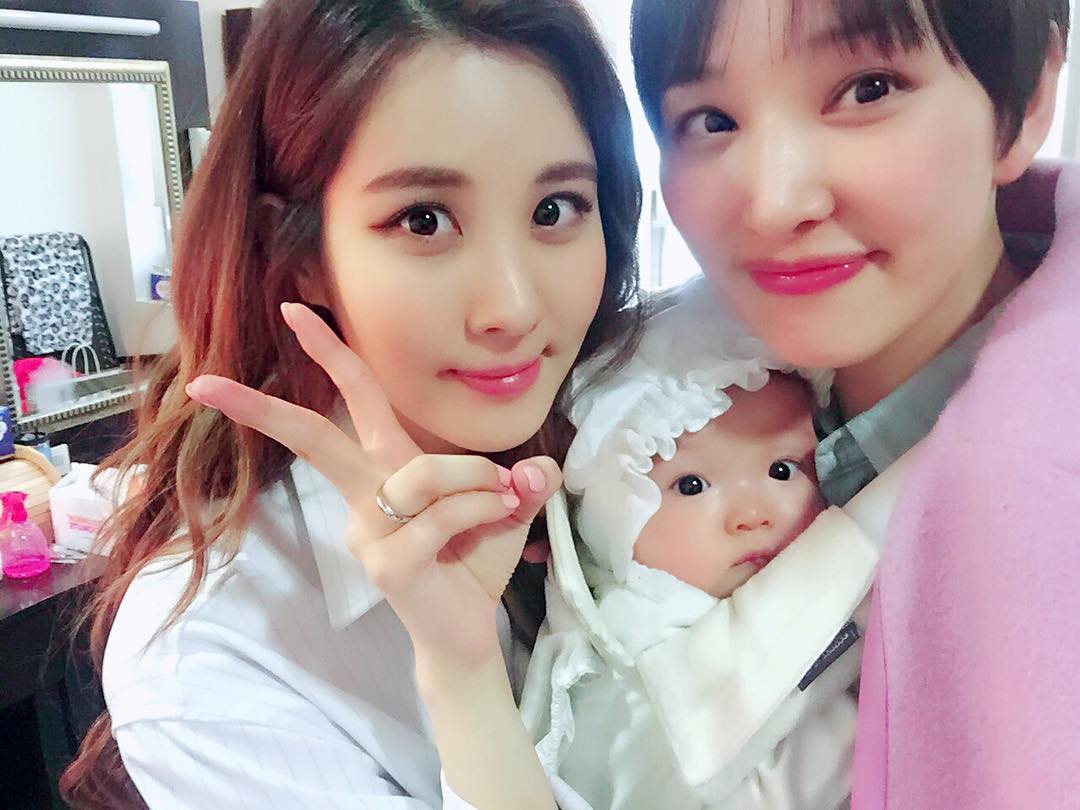 SNSD's SeoHyun and her adorable selfies with a baby - Wonderful Generation