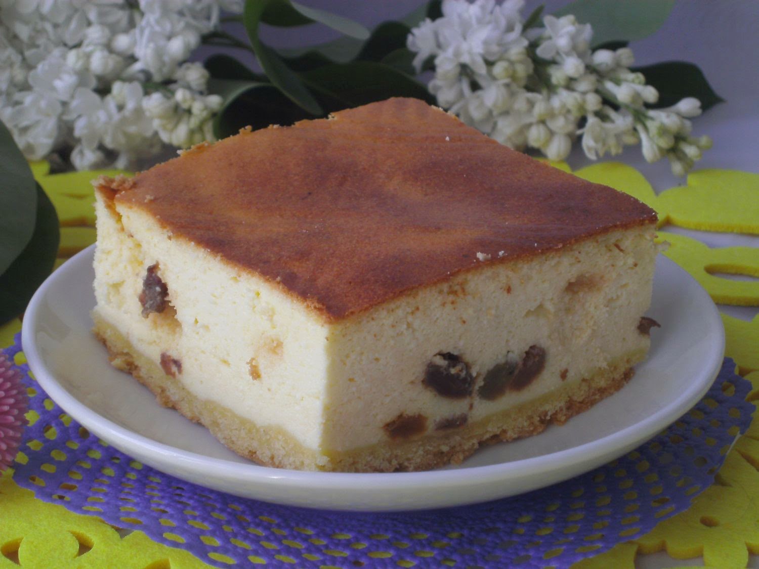 Tradycyjna kuchnia Kasi: Sernik tradycyjny z rodzynkami