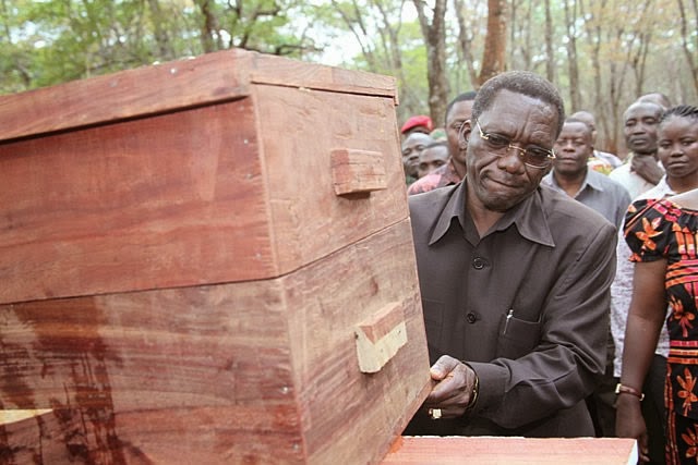 Rweyunga Blog: WAZIRI MKUU AAHIDI MIZINGA YA KISASA 100 BITURANA