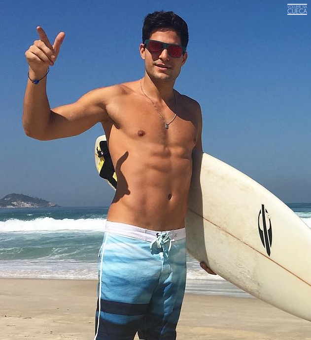 André Martinelli exibe corpo só de sunga - Volume na Cueca