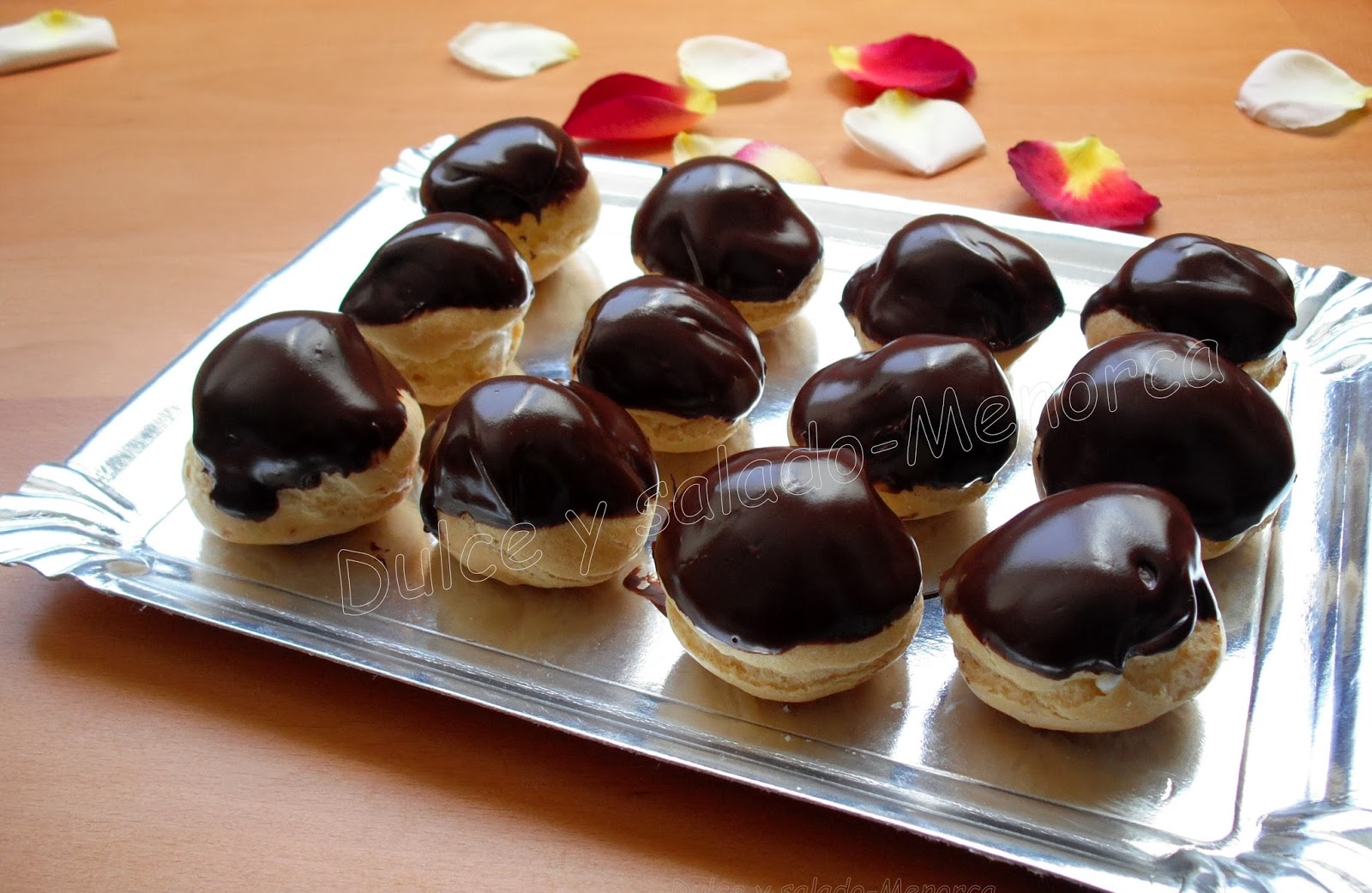 Dulce y Salado-Menorca: Profiteroles de nata y chocolate