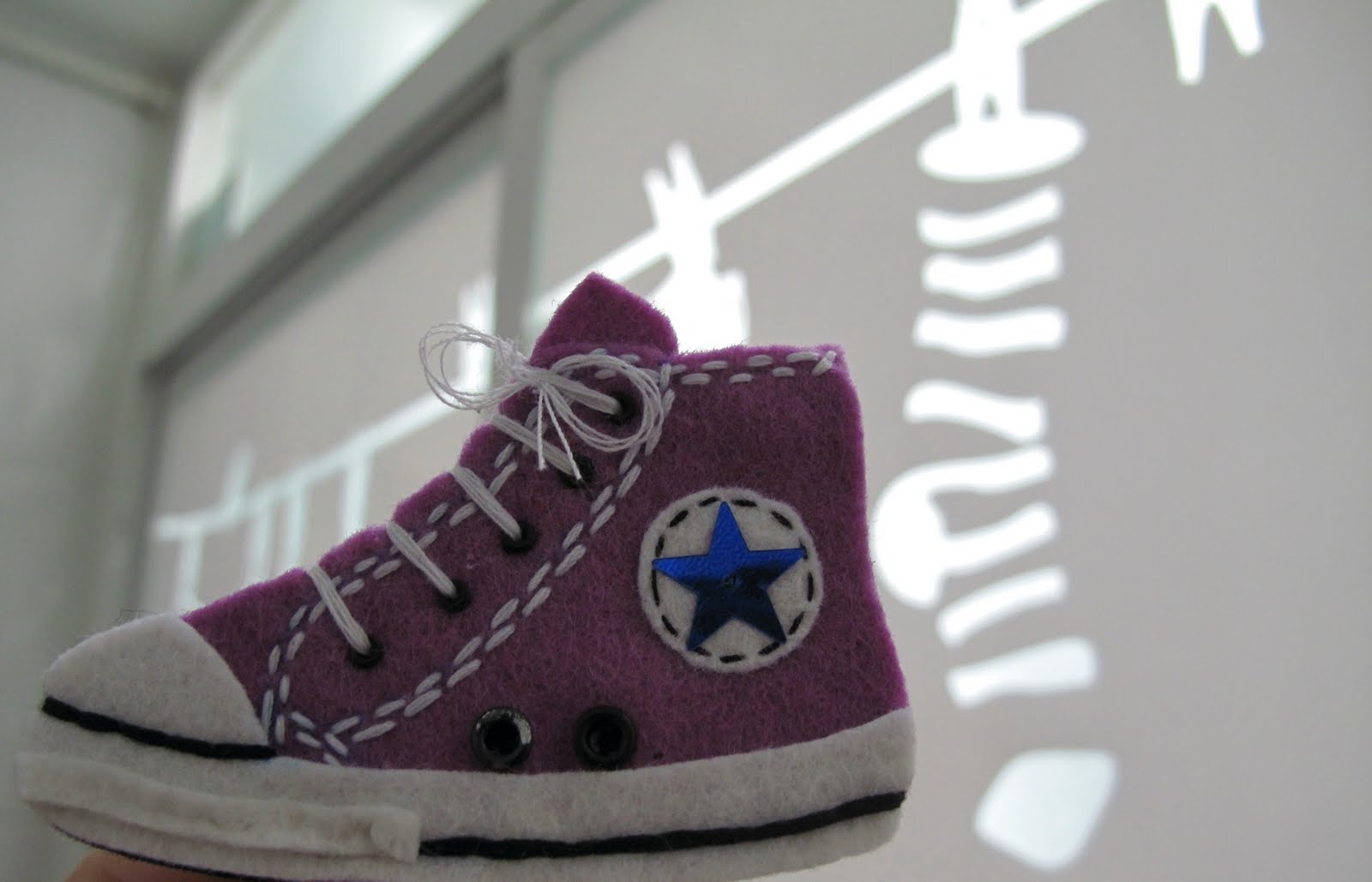 ULTIMAMENTE: CONVERSE EN FORMA DE BROCHE