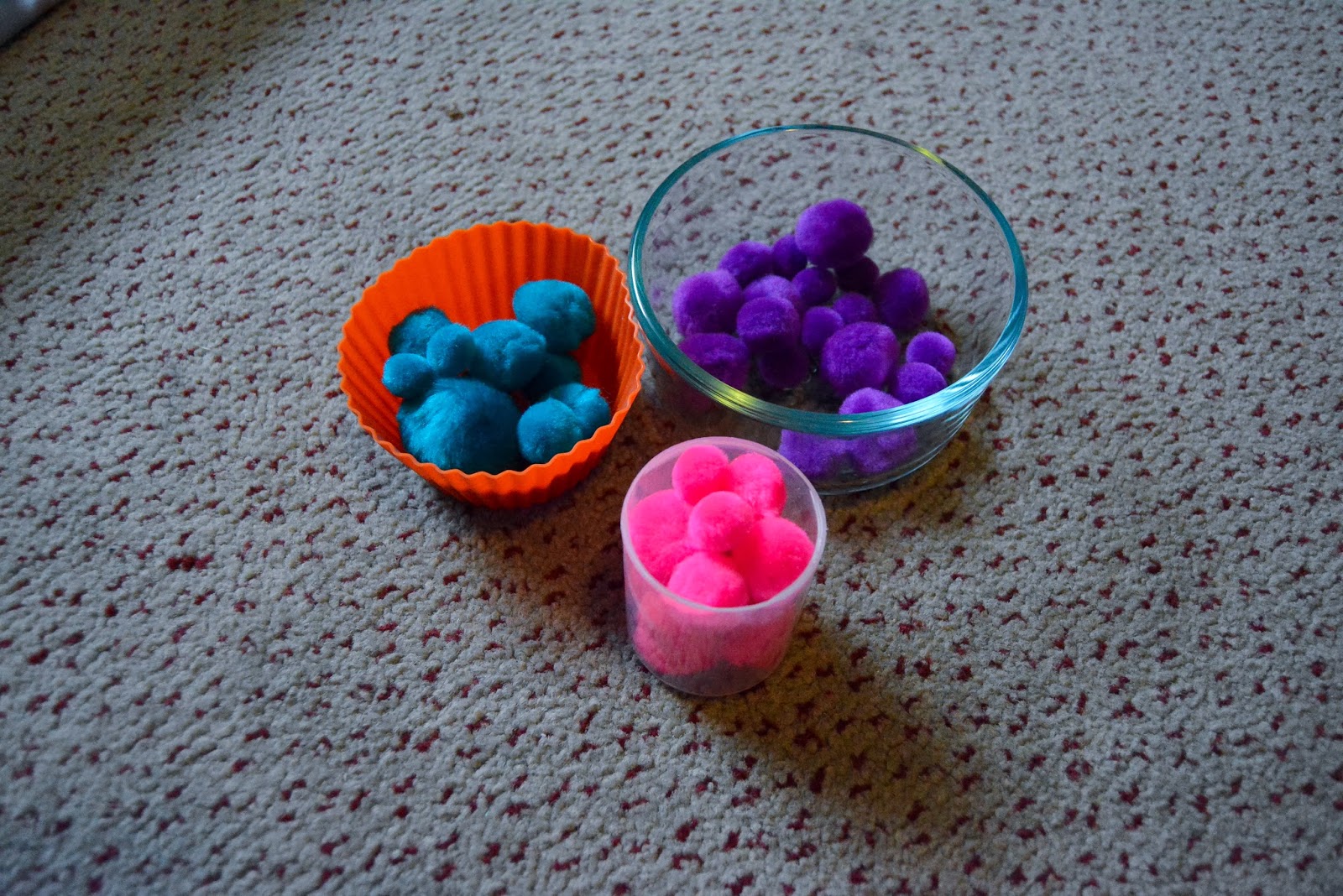 Mothers Mouthful: Non-messy sensory play {pom-poms}