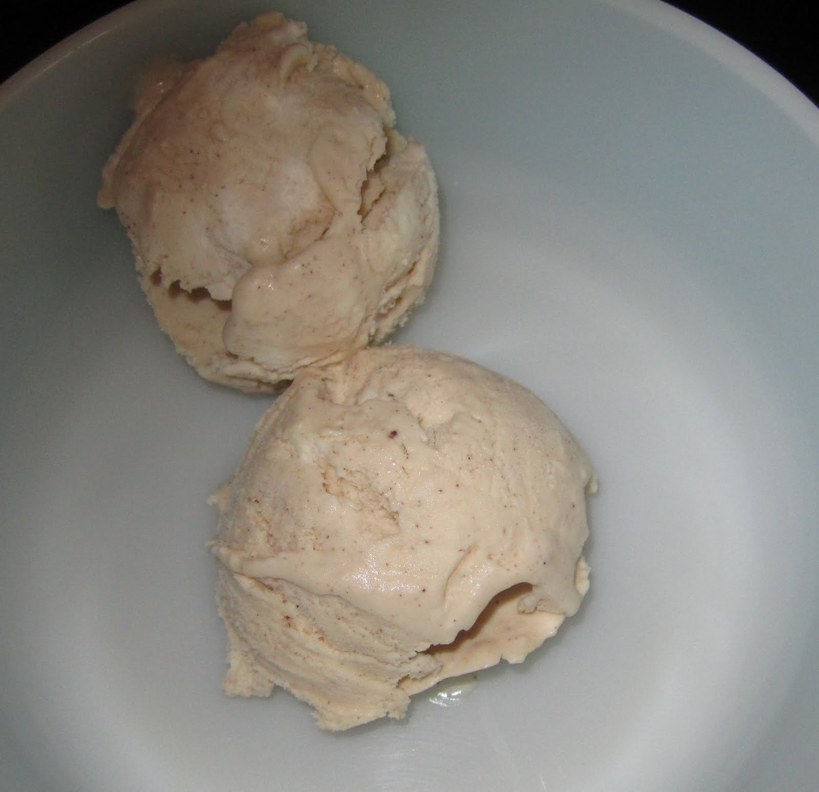 A hint of...: Easy Homemade Ice cream (Cinnamon Bun Flavor)