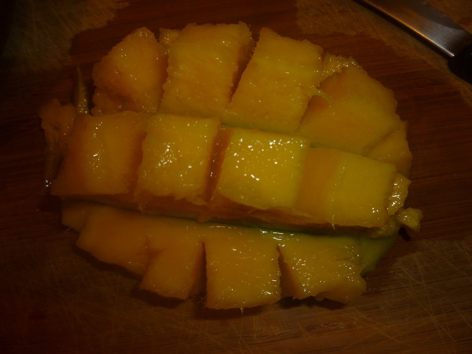 MOM'S QUICK TIP OF THE WEEK - HOW TO CUT UP A MANGO - Mama to 6 Blessings