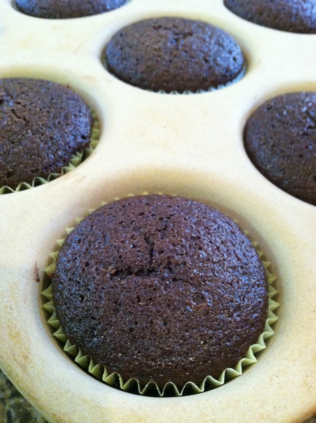 Little Magnolia Kitchen: Ultimate Chocolate Cupcakes with Nutella ...