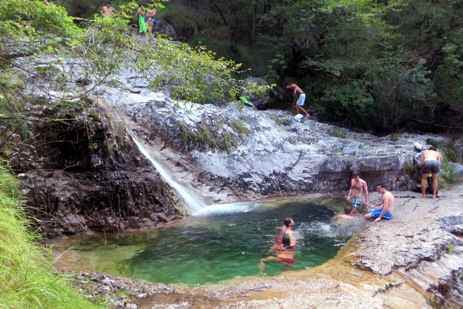 Il lago del Mis con i Cadini del Brenton e cascata della Soffia ...