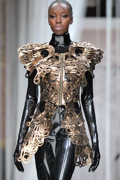 Por Dentro da Moda: Moda Futurista - Com o repercurssor Alexander McQueen