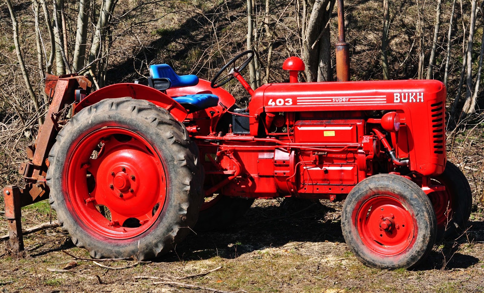 Kreativ Tankeknips: En lille rød traktor.