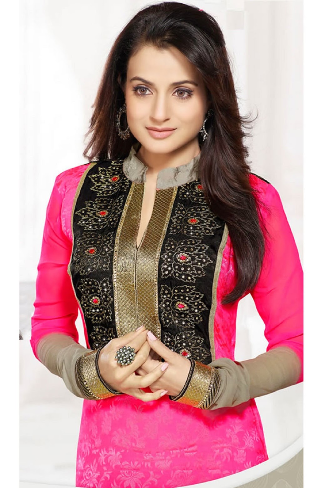 Amisha Patel HD Wallpaper | Filmi Duniya