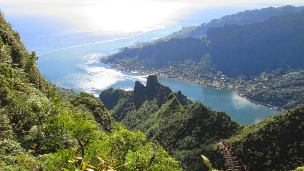 Panorama sur la Baie de Cook depuis la crête du Mont Rotui